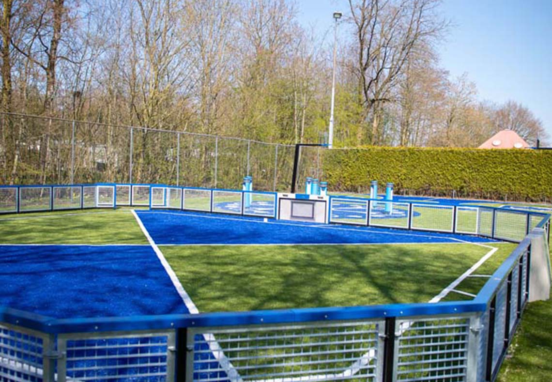 Interactief speel- en sportveld bij Vakantiepark Bergumermeer | Lappset ...